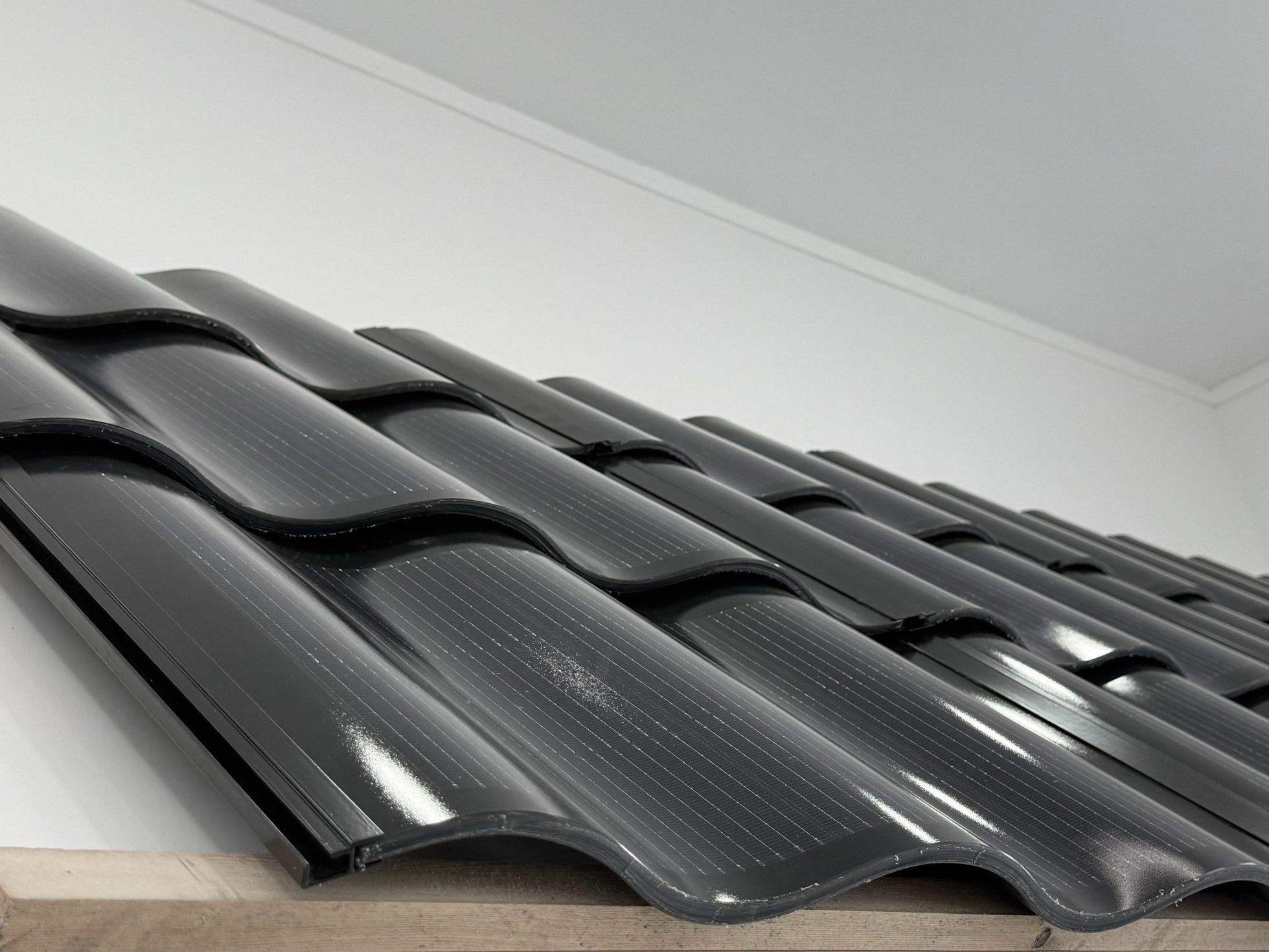 Sunerise Red Solar Roof Tiles BIPV Waterproof Fireproof Curved Solar ...